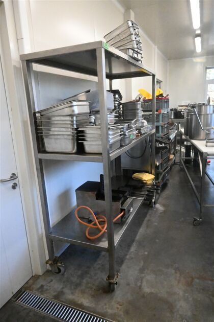 Inox/RVS rek op wielen | Belga Veilingen Auctions - Enchères