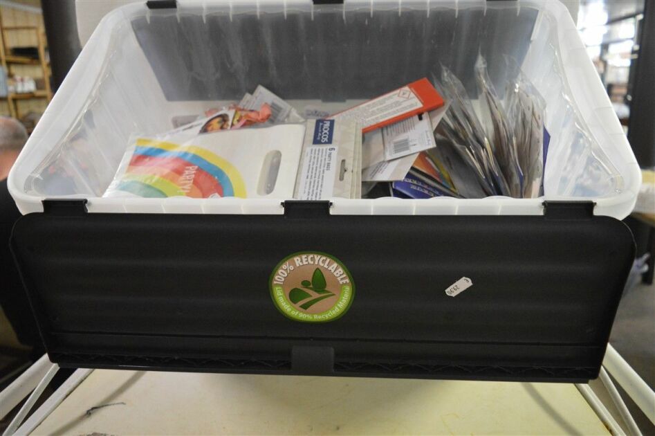 inhoud box partij div feestversiering en inpakzakjes | Belga Veilingen ...